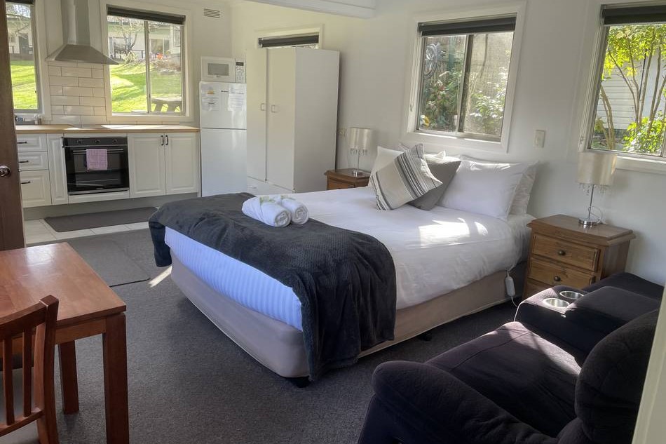 Riverfront Studios - Alpine Riverside Cottages - Porepunkah